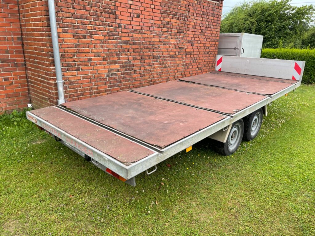Car trailer with PV system | LOXONE References