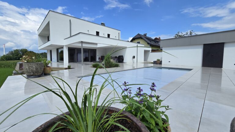 Smart Home Villa mit Pool | LOXONE Referenzen